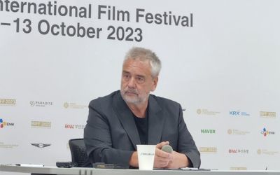 '도그맨' 뤽 베송 감독 "야외 상영 천여 명 집중…韓관객에 감사" [제28회 BIFF] : ZUM 뉴스
