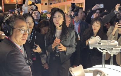 [MWC 2025]SKT 유영상, 삼성 부스 방문…XR 헤드셋 기대감 표시 : ZUM 뉴스
