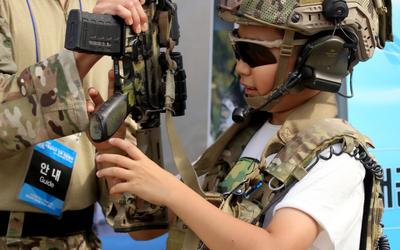 해군 UDT 장비 착용하는 어린이 : ZUM 뉴스