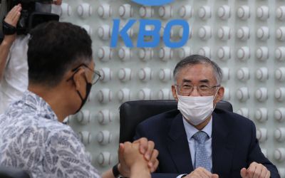 KBO 상벌위 논의하는 최원현 위원장 : ZUM 뉴스