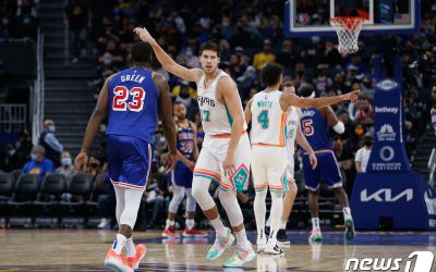 '화이트‧머레이 48점 합작' 샌안토니오, GSW 꺾고 4연승 : ZUM 뉴스