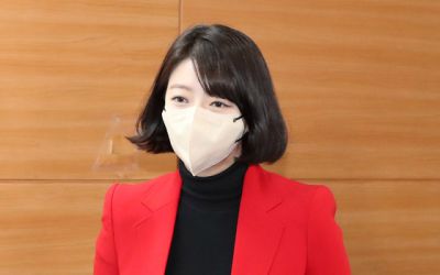 일일브리핑 위해 이동하는 배현진 대변인 : ZUM 뉴스