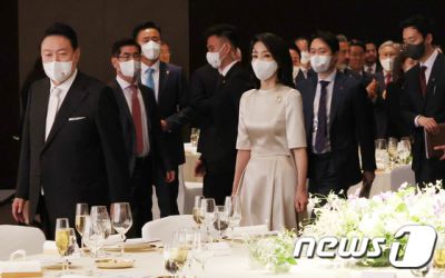 나란히 입장하는 윤석열 대통령 내외 : ZUM 뉴스