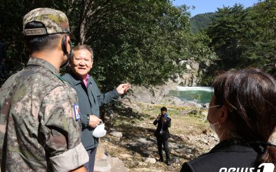 DMZ 평화의길 점검하는 이상민 장관 : ZUM 뉴스