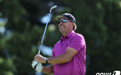 미켈슨 등 LIV 골프 4명, PGA투어 상대 소송 취하 : ZUM 뉴스