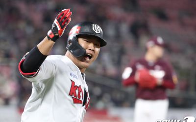 [준PO4] "압박감보단 재밌게" 강백호가 KT 구했다…홈런 포함 4출루 맹위 : ZUM 뉴스