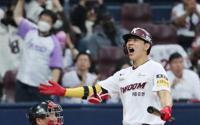 [준PO5] 송성문, '키움 킬러' 벤자민 상대로 4회 역전 투런포 : ZUM 뉴스