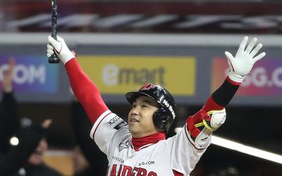 [SSG 우승] '기적의 끝내기포' 김강민, 만 40세 나이로 최고령 KS MVP : ZUM 뉴스