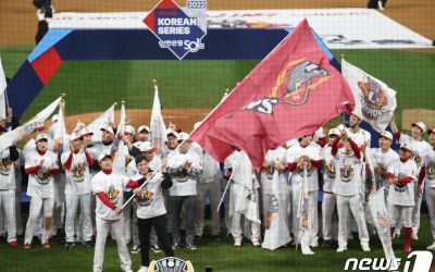 우승 깃발 흔드는 SSG : ZUM 뉴스