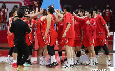 승리 후 기뻐하는 BNK선수단 : ZUM 뉴스