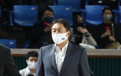 경기 지켜보는 KCC 전창진 감독 : ZUM 뉴스