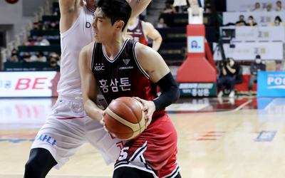 KGC, 연장 접전 끝에 한국가스공사 꺾고 2위 LG와 격차 유지 : ZUM 뉴스