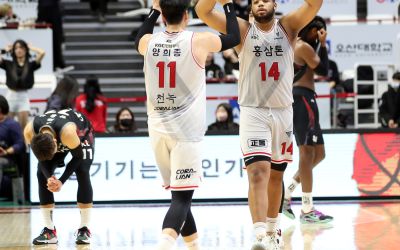 '스펠맨 40점 폭격' 선두 KGC, 7위 KT 꺾고 5연승 질주 : ZUM 뉴스