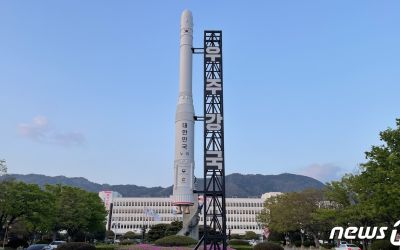 "우주강국" 경남도청 정문에 누리호 모형 우뚝