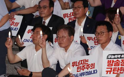 촛불 든 이재명 대표와 박광온 원내대표 : ZUM 뉴스