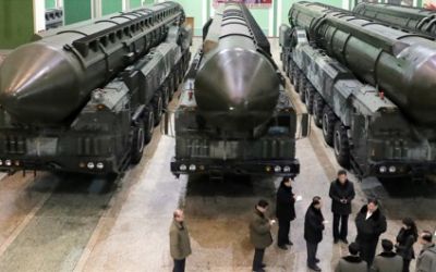 ICBM 발사대 차량 공장 시찰하는 북한 김정은 : ZUM 뉴스