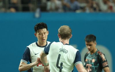 올리버 스킵에게 주장 완장 넘기는 손흥민 : ZUM 뉴스