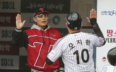 LG 염경엽 "수원에서는 뛰는 야구 대신 빅볼…필승조 3명 운용"[준PO3] : ZUM 뉴스