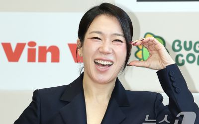 염혜란, 대한민국 대표 신스틸러의 미소 : ZUM 뉴스