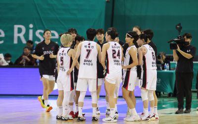 '박혜진‧김소니아 더블더블' BNK, 하나은행 꺾고 2연승…선두 질주 : ZUM 뉴스