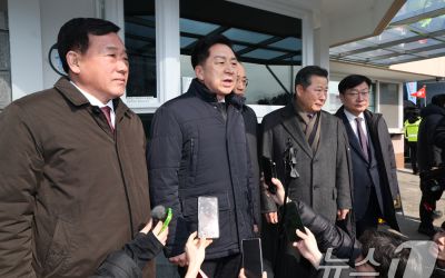 취재진 질문에 답하는 김기현 의원 : ZUM 뉴스