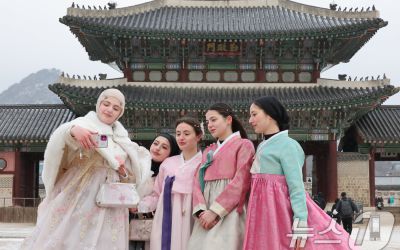 서울 관광, 코로나19 이전 수준 회복…1월 외국인 관광객 90만 명 : ZUM 뉴스