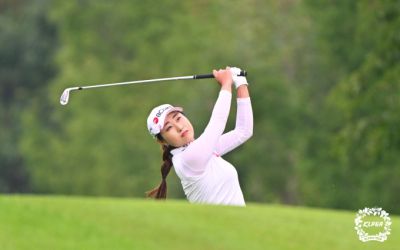 [KLPGA 현장] '용감한 남매의 도전'...생애 첫승 전진하는 김우정 : ZUM 뉴스