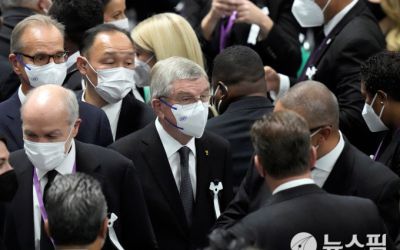 [사진] 아베 총리 국장 참석한 바흐 IOC 위원장 : ZUM 뉴스