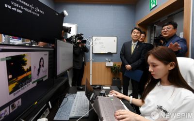 EBS 수능강의 제작 스튜디오 둘러보는 이주호 부총리 : ZUM 뉴스