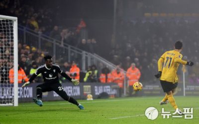 [EPL] 황희찬, 시즌 첫 골!… 울버햄프턴, 맨유 완파 강등권 탈출 : ZUM 뉴스