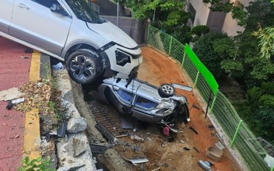 부산서 주차된 SUV 5m 아래로 추락…행인 2명 부상 : ZUM 뉴스