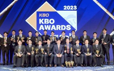 "오지배라 인정받고 싶었어요"…LG 오지환·KIA 박찬호, KBO 유격수 부문 수비상 수상 : ZUM 뉴스