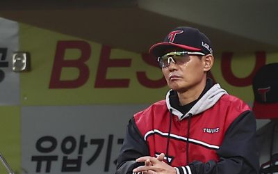 [PO4 패장] 쓸쓸히 물러나는 LG… 염경엽 감독 “아쉬움 많은 시즌” : ZUM 뉴스