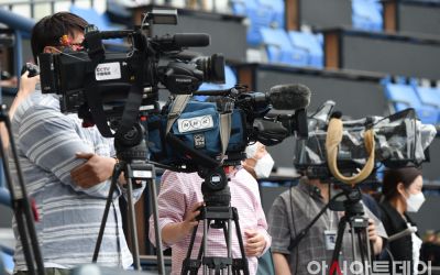 [포토]KBO리그 취재하는 외신들 : ZUM 뉴스