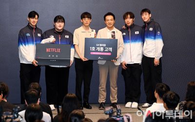 [포토]SKT, 올림픽 국대와 함께하는 '아이폰16 출시 기념행사' 개최 : ZUM 뉴스