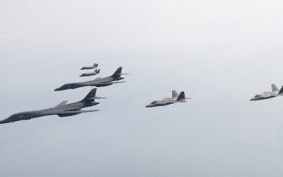 서해서 한미 연합공중훈련… B-1B, F-22, F-35B 등 美 핵심전력 동시 한반도 상공에 : ZUM 뉴스