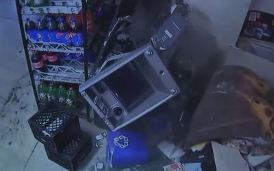 굴삭기 몰고 와 ATM 통째 훔치려다…짧은 쇠사슬에 ‘빈손’ 도주 : ZUM 뉴스