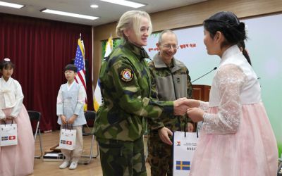 北포격 그때… DMZ내 유일 초등교 졸업식 : ZUM 뉴스