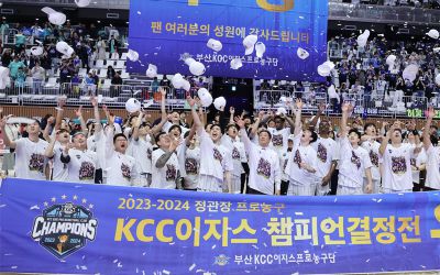 KCC, 정규리그 5위 첫 우승 새 역사… 허웅, 첫 ‘父子MVP’ : ZUM 뉴스