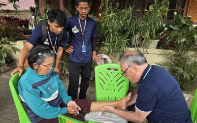 발 마사지 봉사하러 인도네시아 오지 들어간 80대[따만사] : ZUM 뉴스