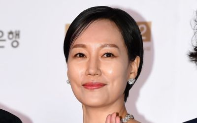 [TEN 포토] 진경 '우아한 손인사'(27th BIFF) : ZUM 뉴스