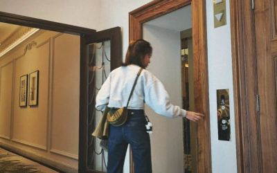 '172cm' 공효진, 이렇게 컸었나…엘리베이터 앞 체감되는 '장신 배우' : ZUM 뉴스