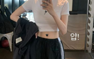 '167cm 52kg' 강민경, 부러질듯한 손목으로 또 헬스장 출동…선명한 복근 깜짝 : ZUM 뉴스