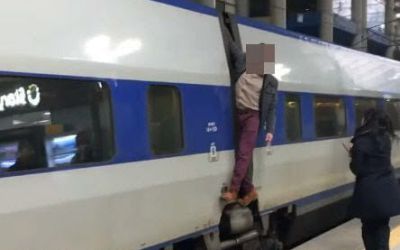 “티켓 있어요” 달리는 KTX에 무작정 매달린 외국인…과태료 처분 : ZUM 뉴스