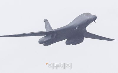 미국 전략폭격기 B-1B, 국군의 날 앞서 한반도서 연합훈련 : ZUM 뉴스