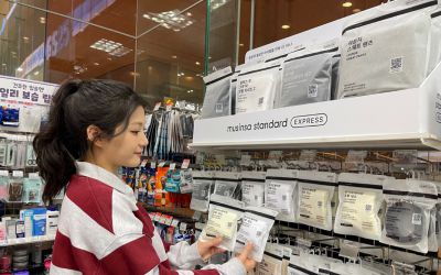 편의점 GS25서 ‘무신사 PB 옷’ 판다 : ZUM 뉴스