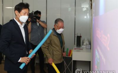 치매 치료프로그램 체험하는 오세훈 서울시장 : ZUM 뉴스