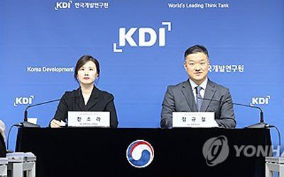 경제전망 보고서 설명하는 정규철 KDI 경제전망실장 : ZUM 뉴스