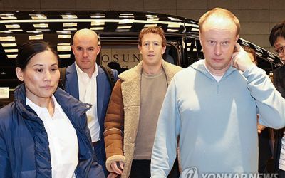 차에서 내리는 마크 저커버그 CEO : ZUM 뉴스