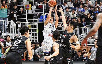 3점슛을 시도하는 KCC 허웅 : ZUM 뉴스